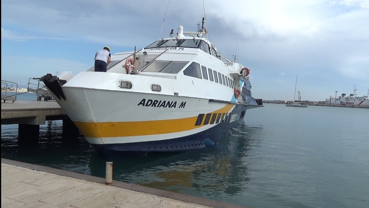 Aliscafo ADRIANA M della LIBERTY LINES in partenza al porto di TRAPANI ...