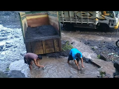 Blocked sand filtration slows miners loading sand into truck beds ...