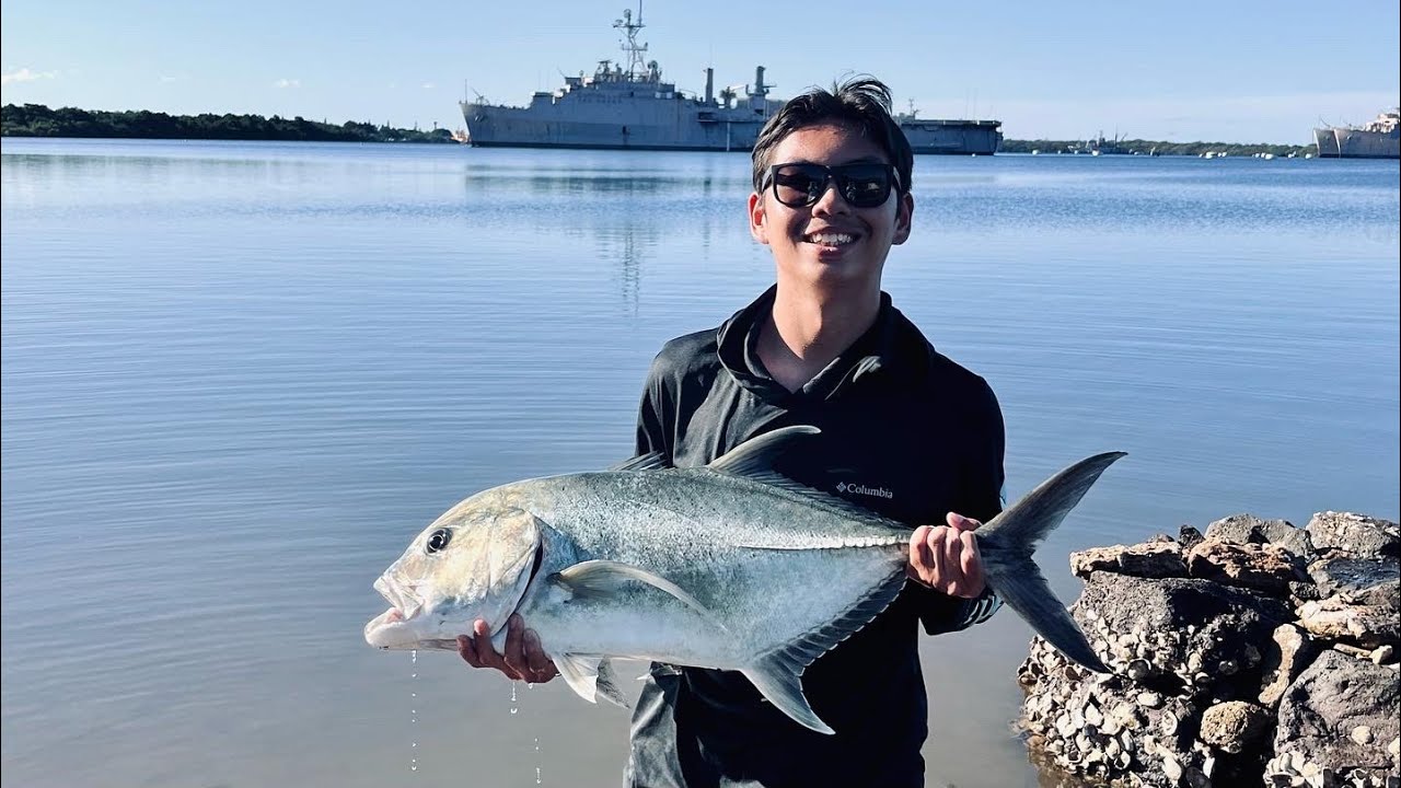 ULUA Caught Whipping LIGHT TACKLE - Ulua Fishing Hawaii - YouTube