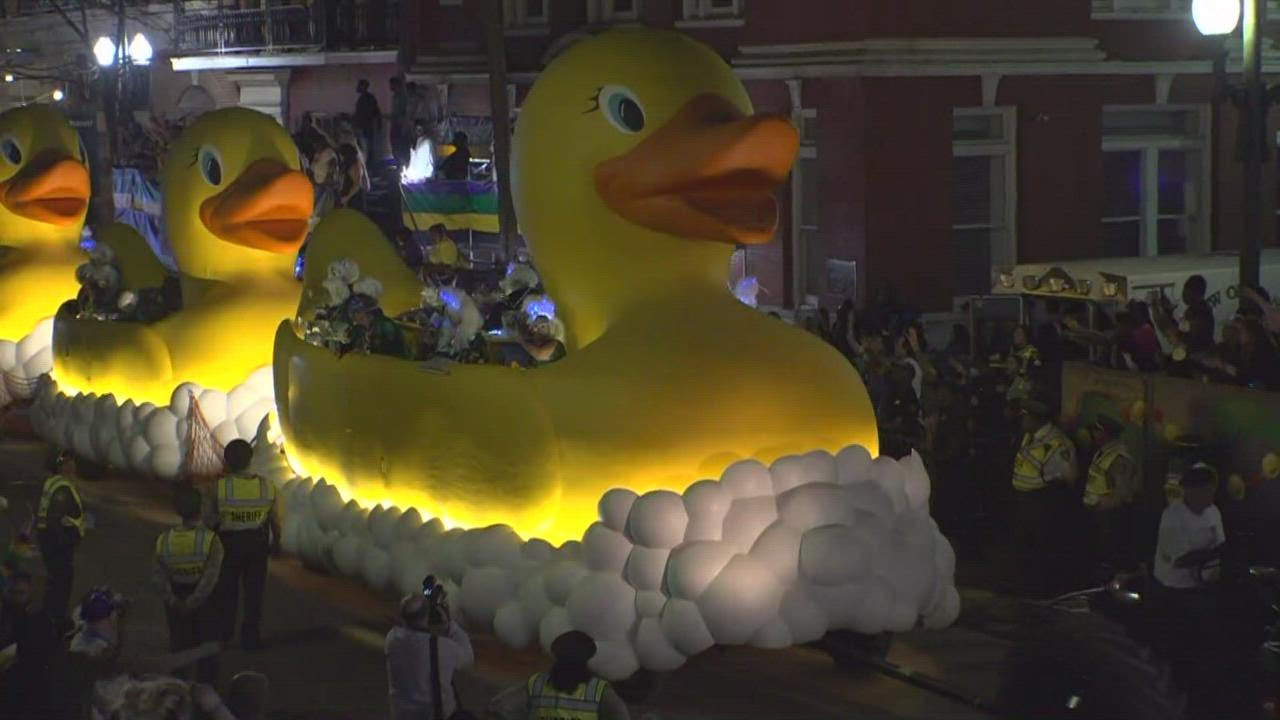 Rubber Duck float in Muses 2022 - YouTube