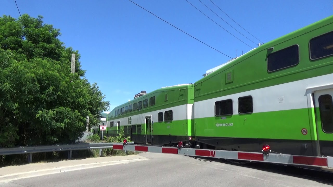 Westbound GO Train at Port Credit with MP40 #615 - YouTube