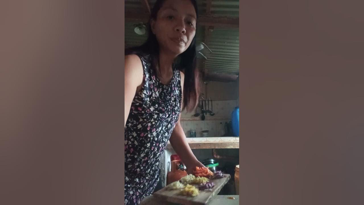 Naku guys si bebang Ang ingay habang nag video Ako na nag prepare ng pagkain namin may sumilip 🤣 ...
