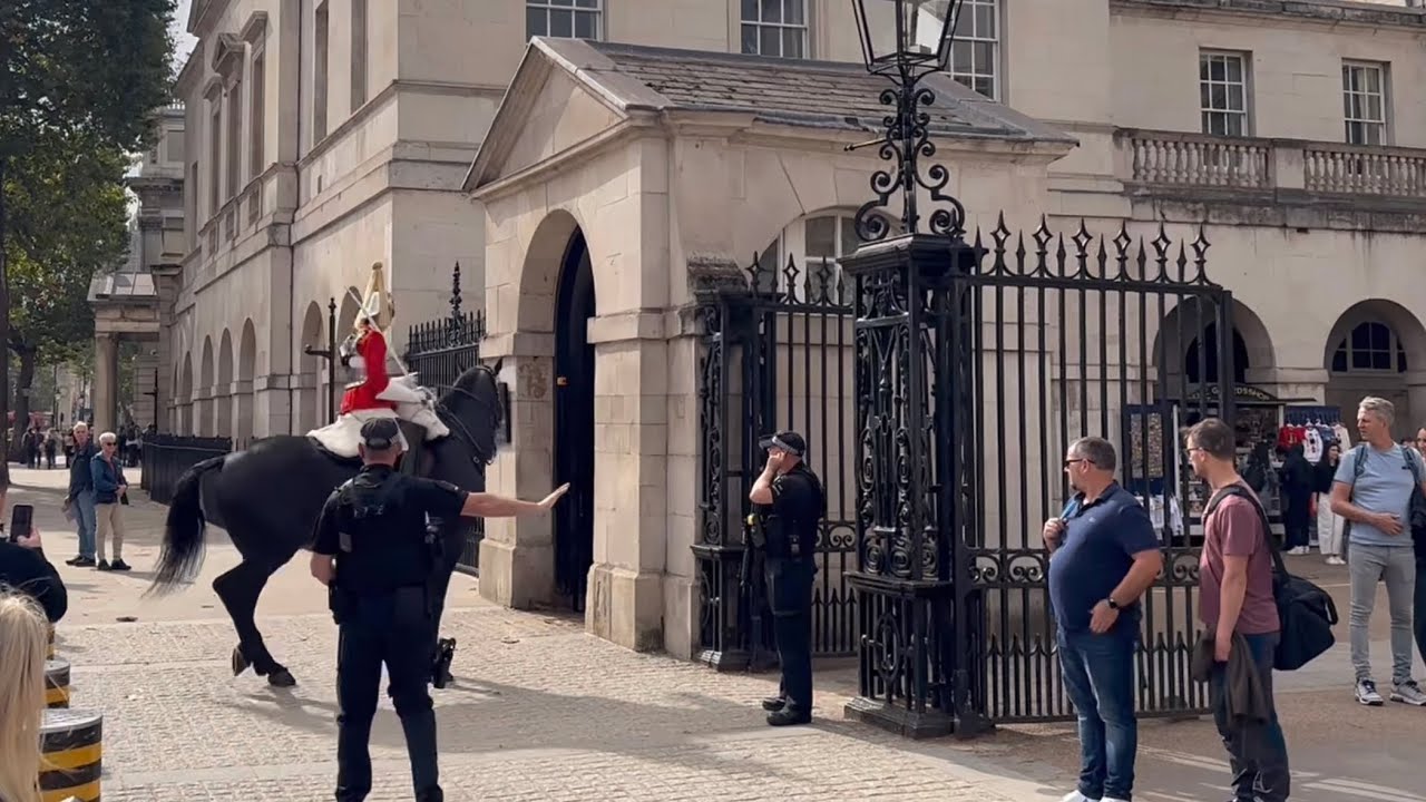ARMED OFFICERS PROTECT KING’S GUARDS AND EVERYONE, watch this. - YouTube