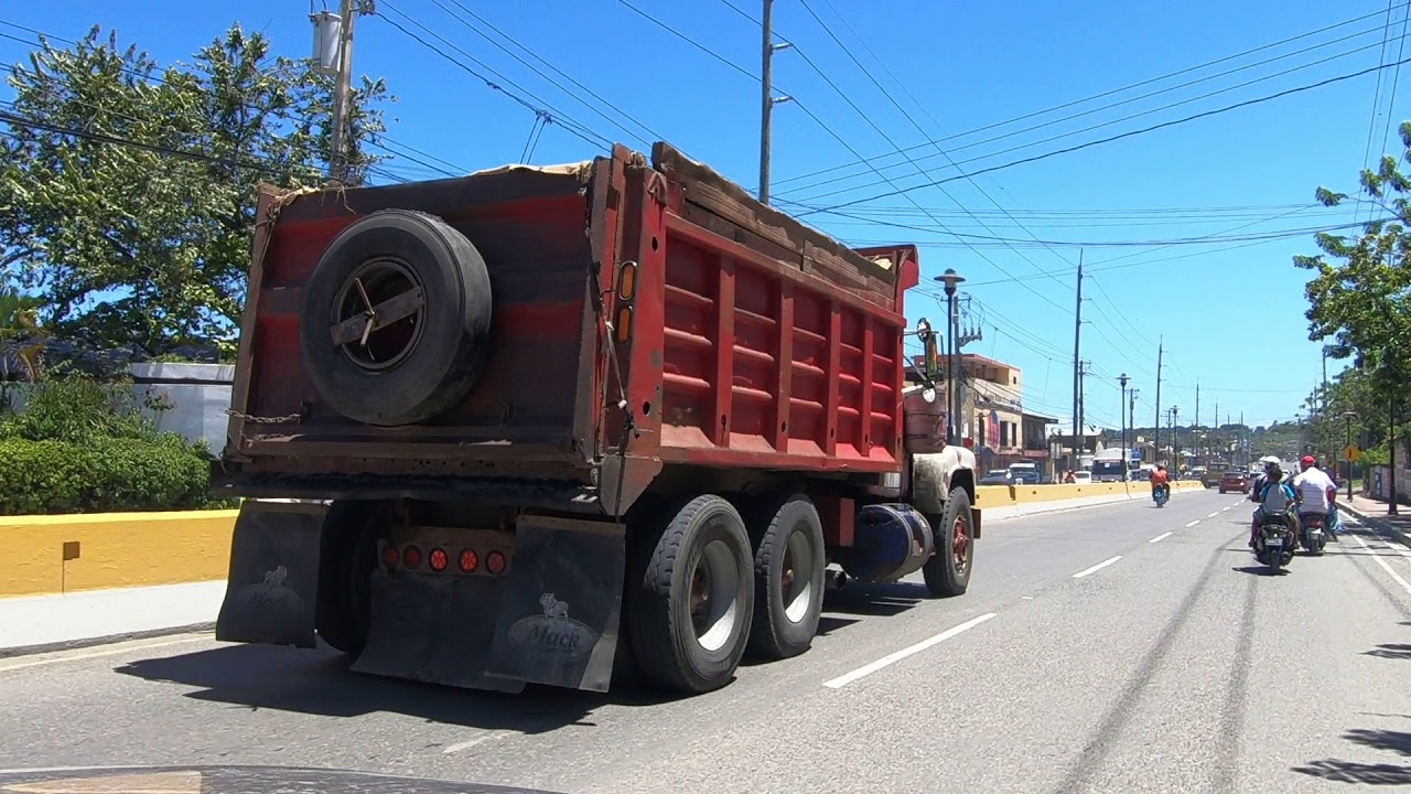 camión contaminando el ambiente , calles de RD humo toxico - YouTube