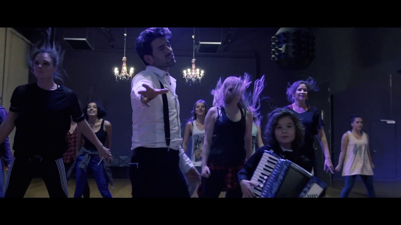 Danny Diëgo - Ze steelt de show - Officiële videoclip - YouTube