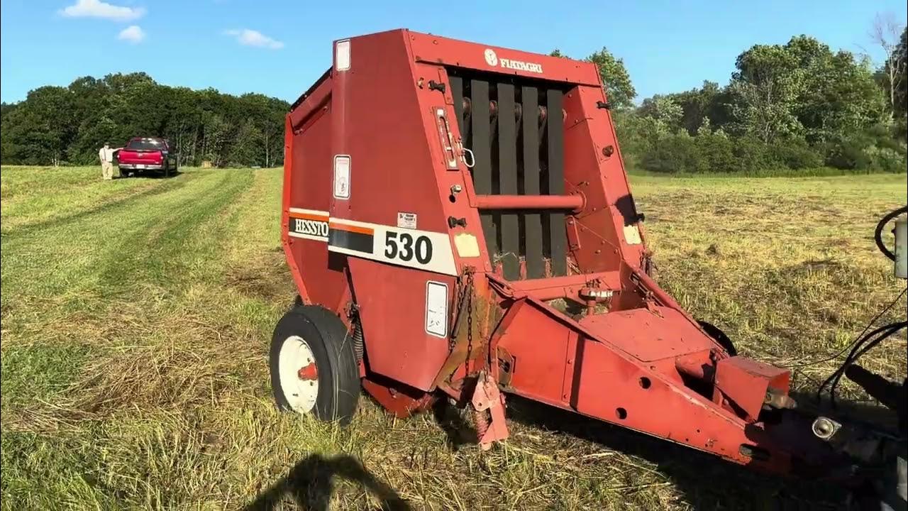 Hesston 530 / Case 8420 round baler - YouTube