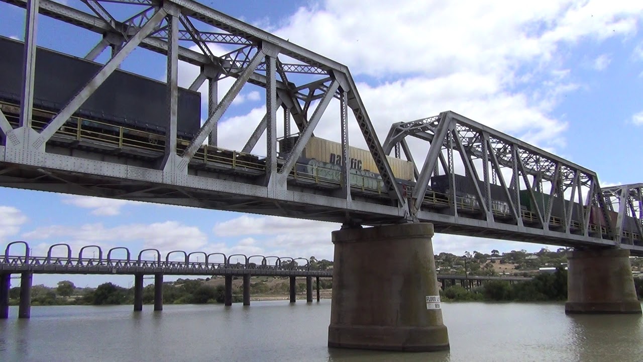 7MP7 with Nrs 65 / 121 & G530 at Murray Bridge S.A. 26.1.2019 - YouTube