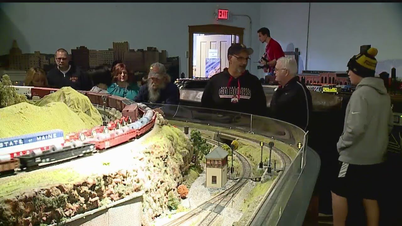 Model train club's display chugs into new season - YouTube