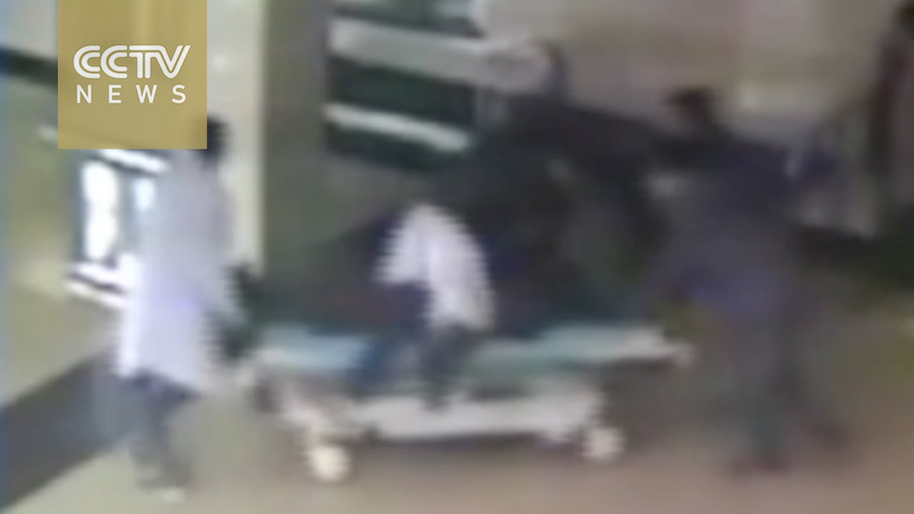 Unrelenting doctor climbs on stretcher to conduct CPR, saves patient ...