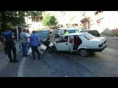 İki araç kafa kafaya çarpıştı