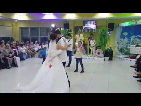 Sefer`in Salonda Genç Çiftlerin Dansı
