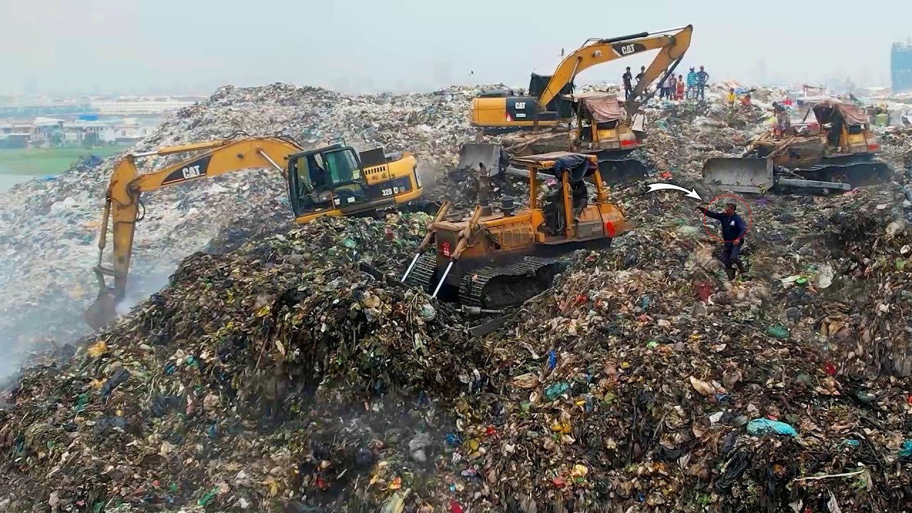 OMG!! The Huge Fire At A High Garbage Dump Rescued By Expert ...