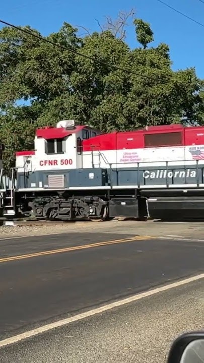 CFNR 500 and 501 crossing at rd. 27 near Woodland, CA. The horns and bells sing! - YouTube