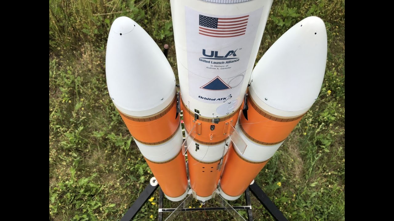 Three-stage semi-scale model rocket DELTA IV HEAVY at MODELPARK SUCHÉ ...