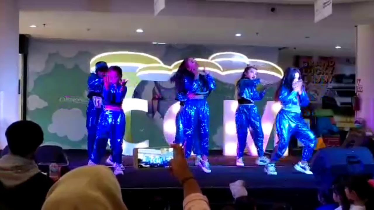 Flash Light Dancer JUARA 2 K'POP DANCE COMPETITION - YouTube
