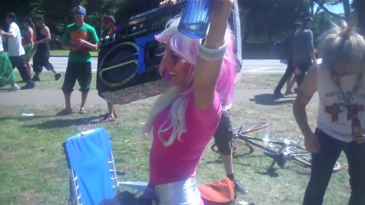 Bay to Breakers 2012 cow rapper and cowboy - YouTube