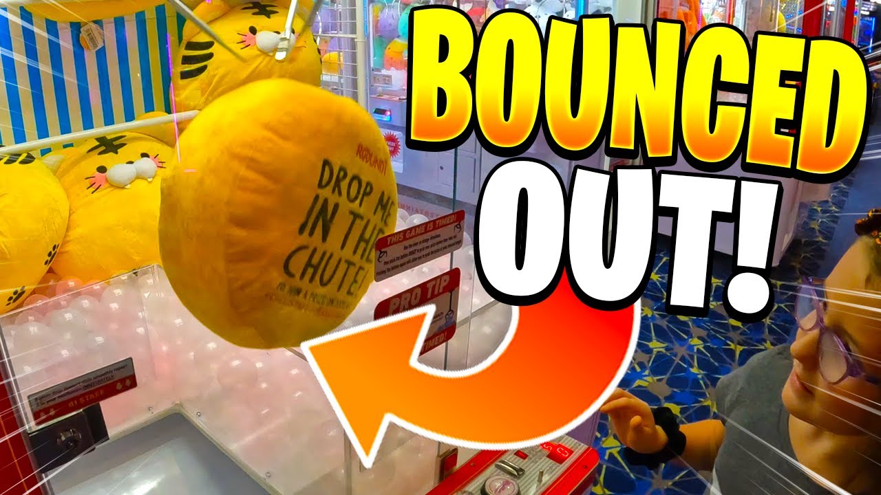 We Had SOOO Many Near Misses on these Claw Machines at Round 1! - YouTube