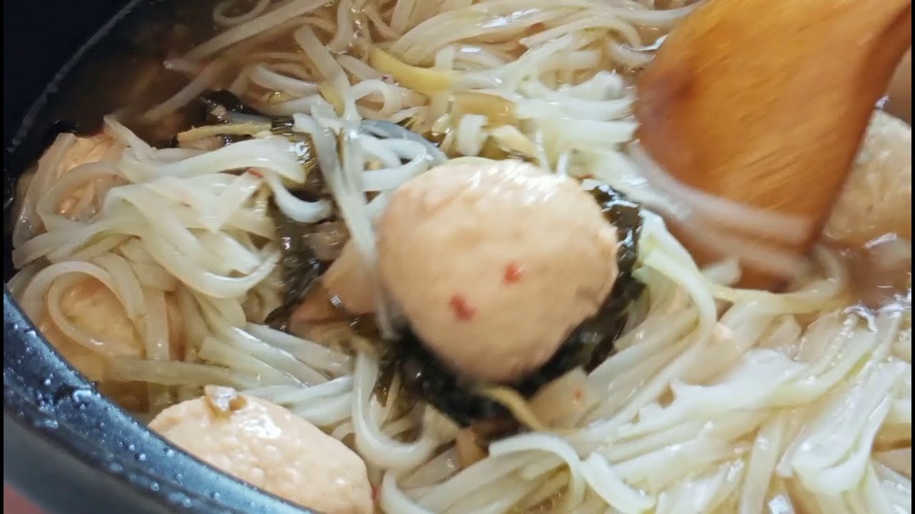 Sarawak Chau Chai mee. Rice noodle in wine soup - YouTube