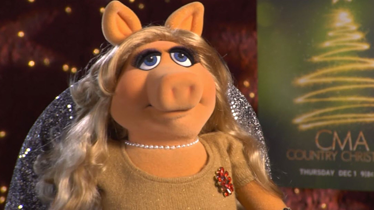 Miss Piggy - Thur., Dec. 1 on ABC | CMA Country Christmas 2011 | CMA ...