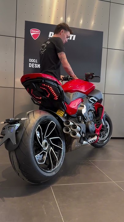 Unboxing Ducati Diavel V4 - YouTube