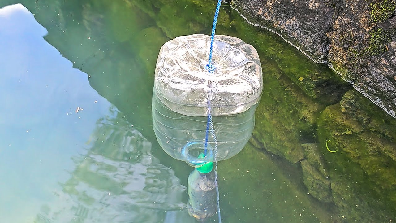 How to Draw Water From a Deep Well Using Two Plastic Bottles | Simple ...