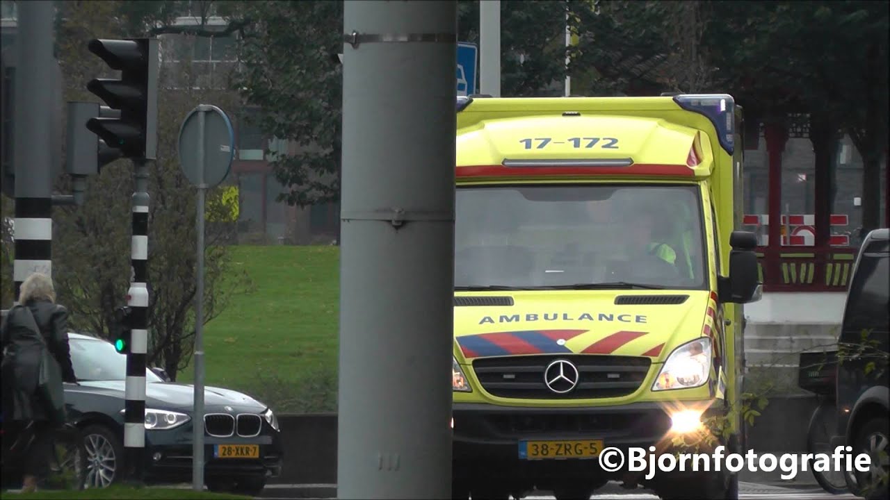 A1 Ambulance 17-172 komt met spoed aan bij het EMC Rotterdam - YouTube