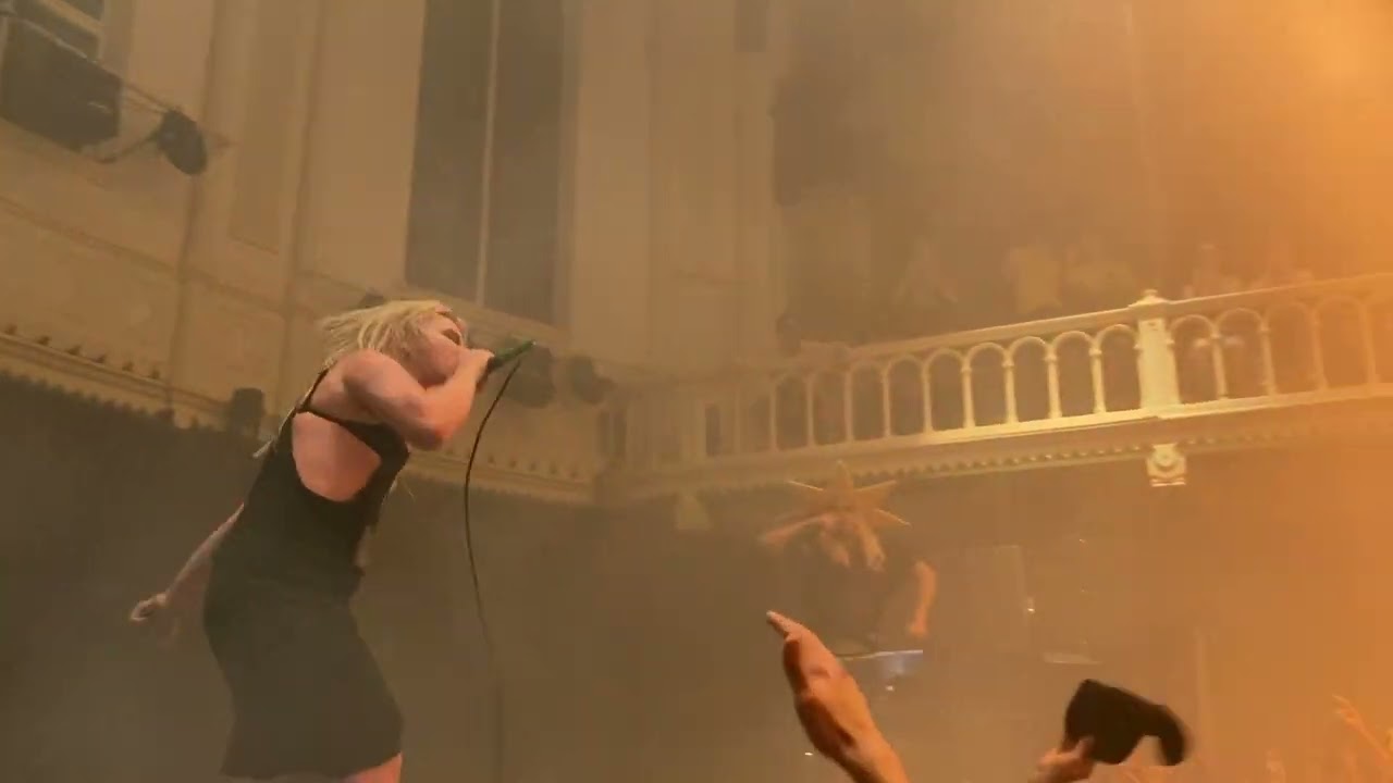 100 gecs - 800db cloud [Part, Laura diving into the audience (Live ...