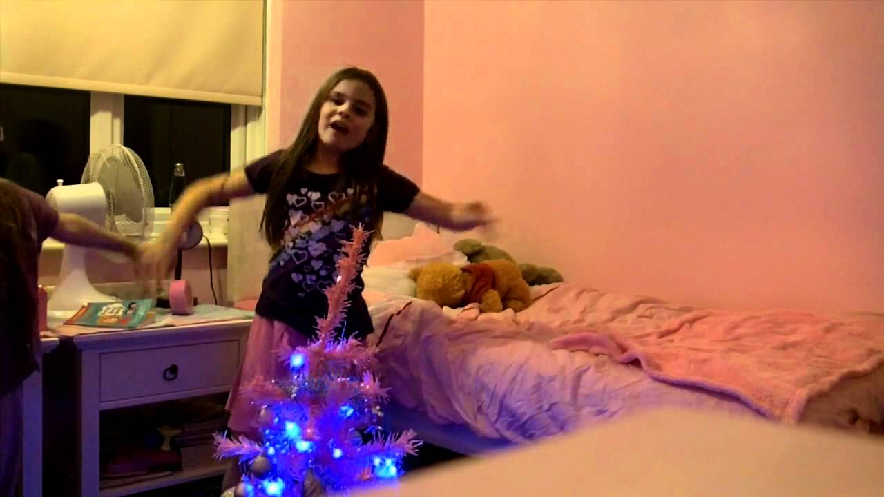 "Moshi Monsters - Moshi Twistmas Singer" - YouTube