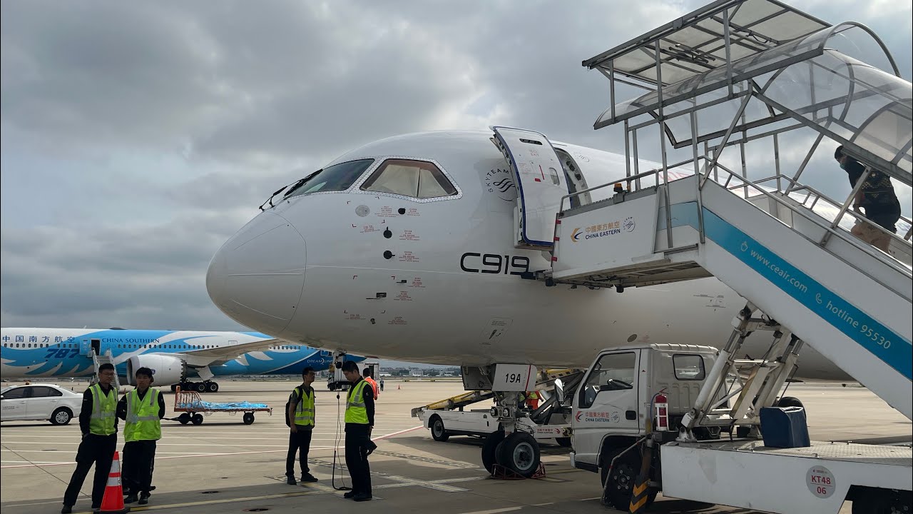 【C919】Have an encounter with the world’s first Comac 919！！！ - YouTube