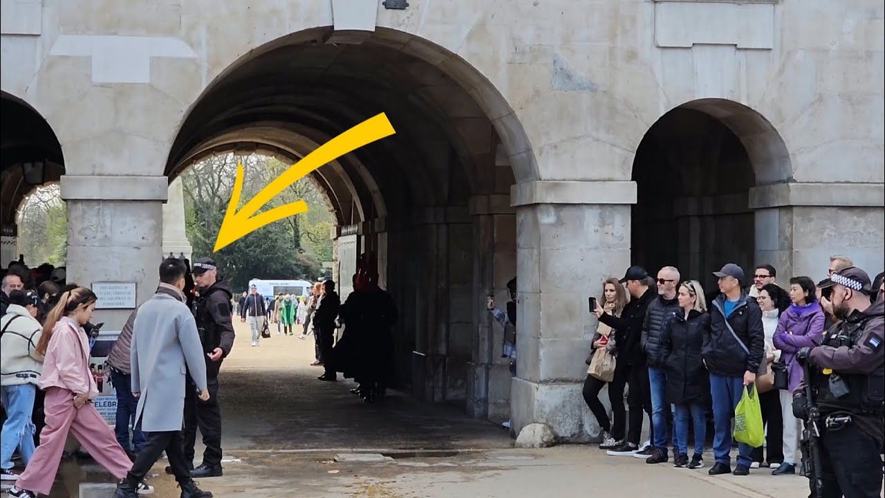 GET BACK, Armed Police Officer Handled the Situation Really Well - YouTube
