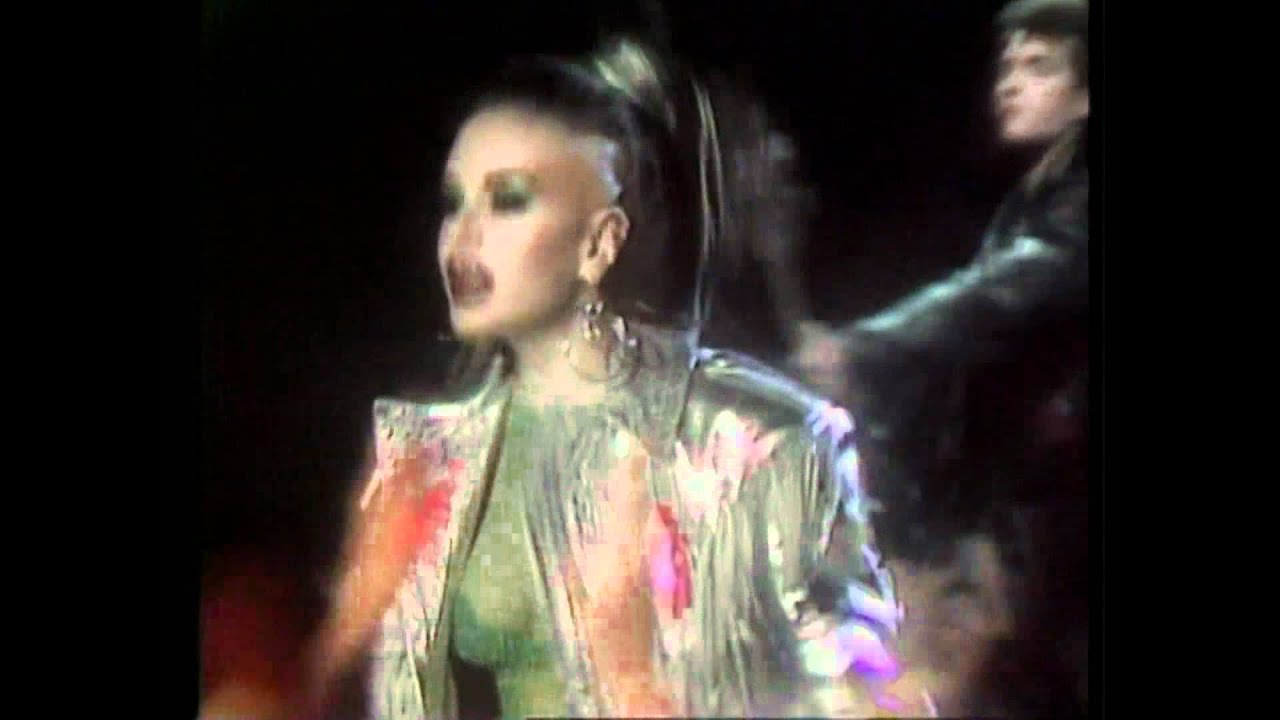 Alaska Y Dinarama ¿ A Quien Le ImpoRTA? - YouTube