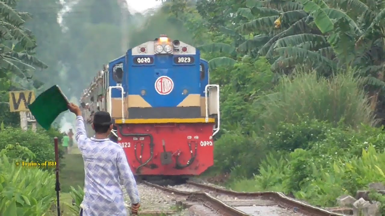 Lalmoni Express Train pulled by the most powerful EMD based metre guage ...