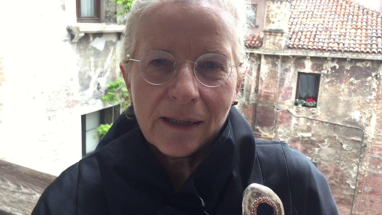 Intervista a Daniela Ferretti, direttrice di Palazzo Fortuny - YouTube