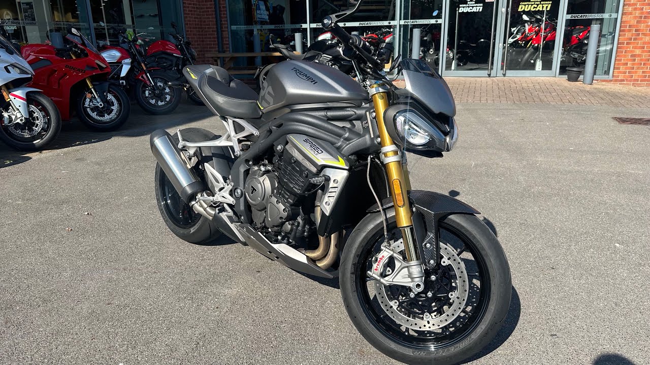 Silver Triumph Speed Triple RS 1160 (Silver) walkaround with engine ...