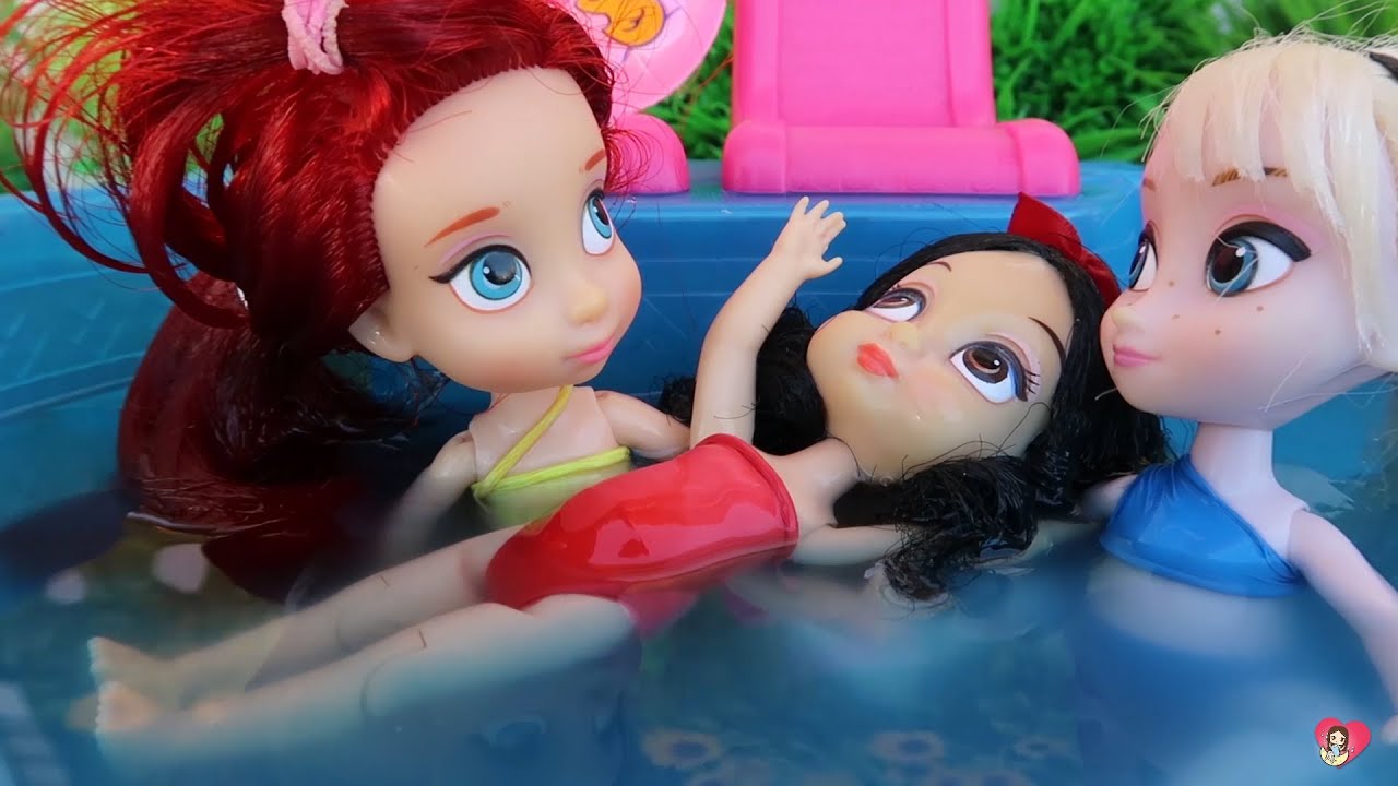 ¡Primer Día de Piscina con Tormenta! | Princesas de Disney - YouTube