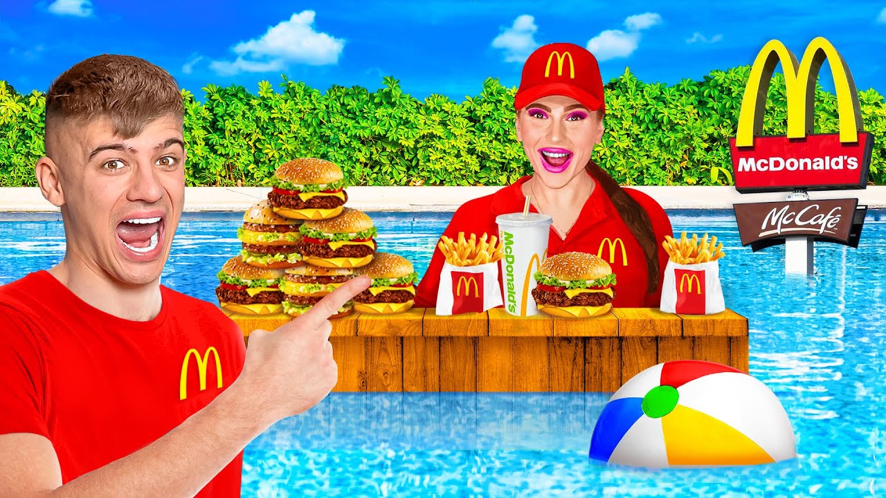 Wir haben unseren eigenen Mcdonald's in unserem Pool eröffnet - YouTube