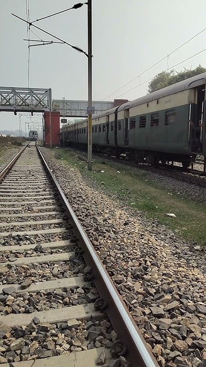 Varanasi Asansol memu crossing Gaya memu shed 100 Kmph 😲😨😲😨 #train #indianrailways #varanasi# ...