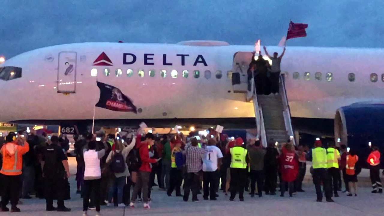 Nats arrive at Dulles Airport - YouTube