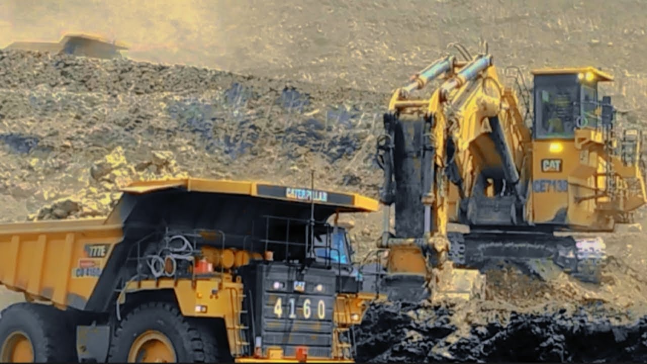 Kolaborasi truk monster dan excavator raksasa dalam mengejar target ...