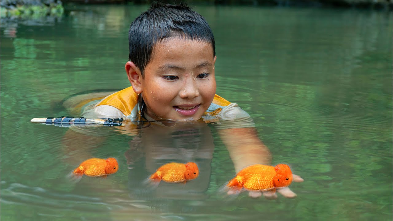 Catching Goldfish In The Stream | Helping Children Who Get Lost - YouTube