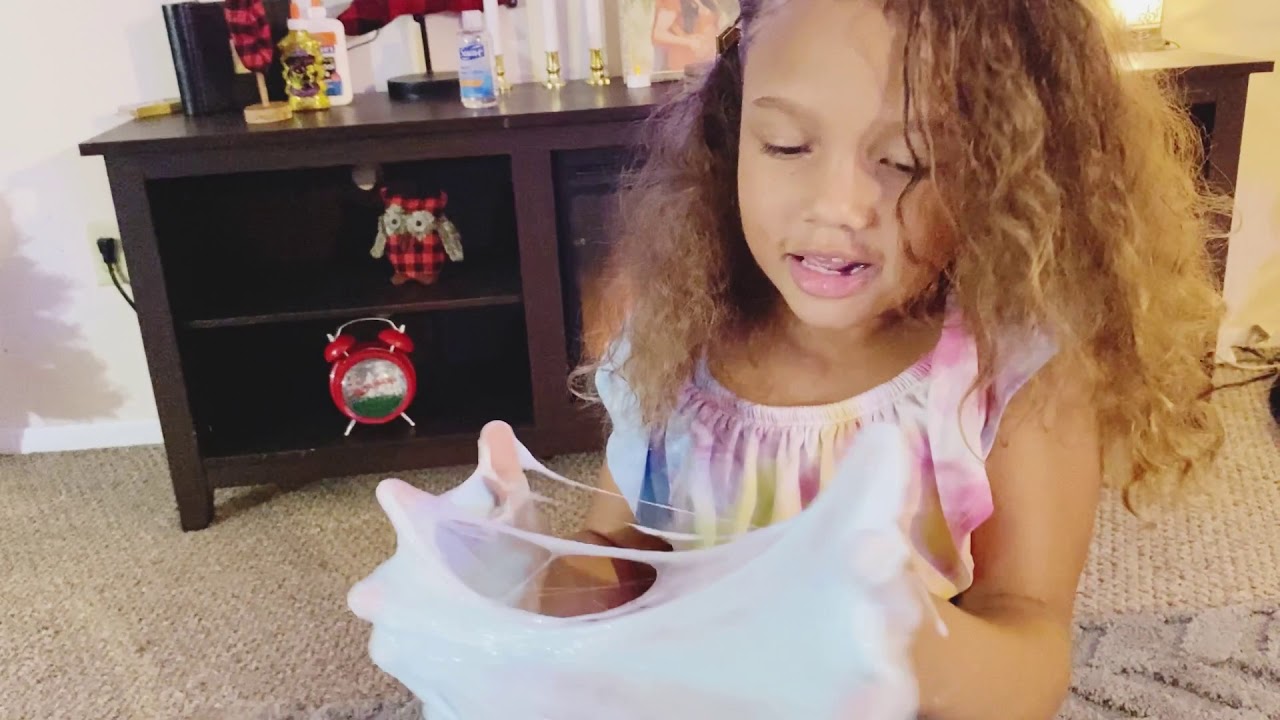 Ava makes SLIME !!!💚💚 - YouTube