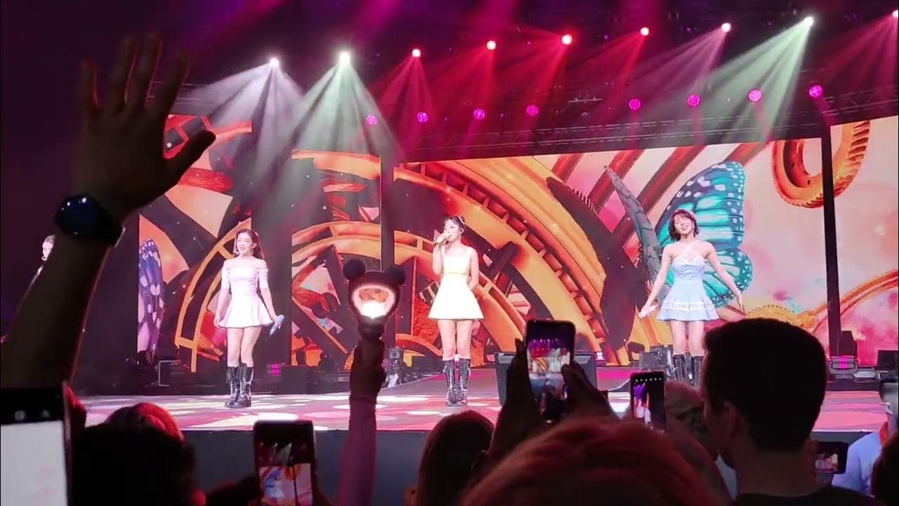 EYES LOCKED HANDS LOCKED - Red Velvet R to V 2023 Amsterdam LIVE - YouTube