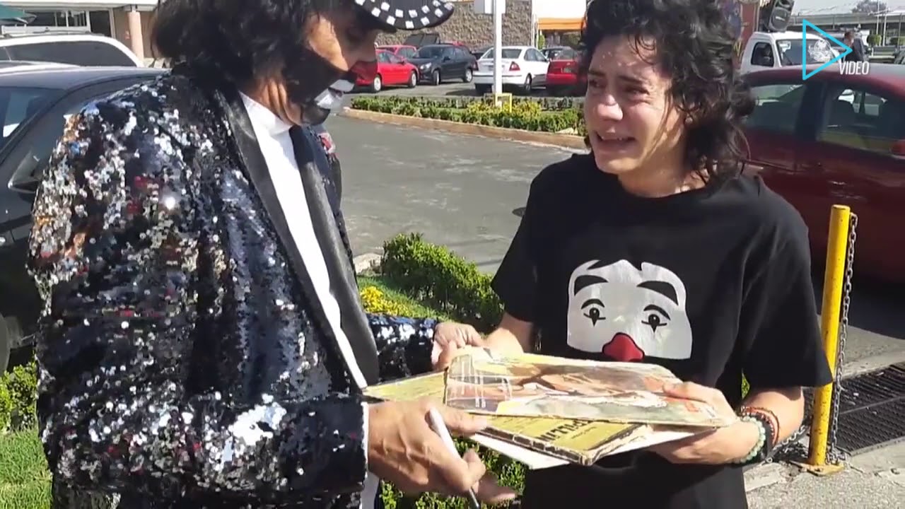 Fan se emociona hasta las lágrimas por Cepillín - YouTube