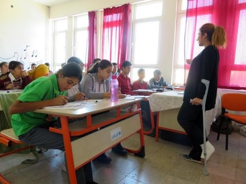 Ayağı alçıda ders veriyor
