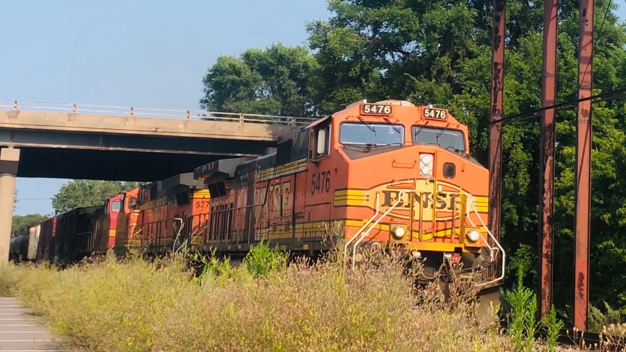 (RARE CATCH FOR 3RD UNIT) BNSF #5476 leads a westbound manifest train ...
