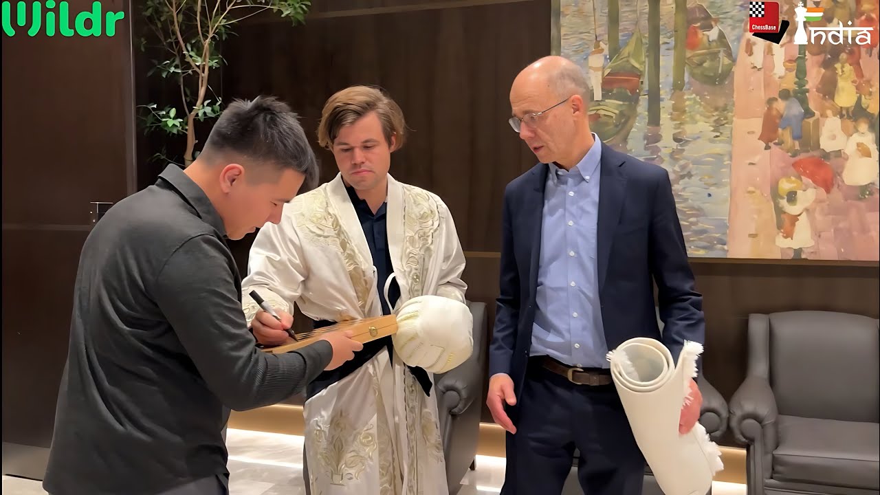 A fan gets a unique signature from Magnus Carlsen - YouTube