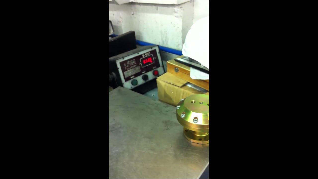 Excentricidad de la carga en balanza - YouTube