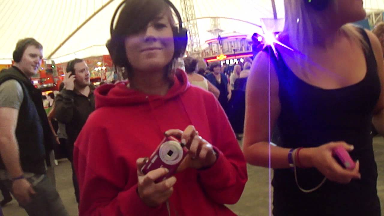 BUTLINS 90'S RELOADED MARCH 2011 - silent disco. - YouTube