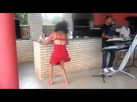 Mulher dançando forró sozinha '' aviãozinho ''