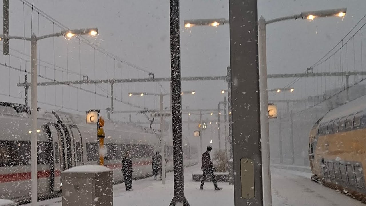 ICE 225 Amsterdam Centraal to Utrecht Centraal full ride on heavy snow ...